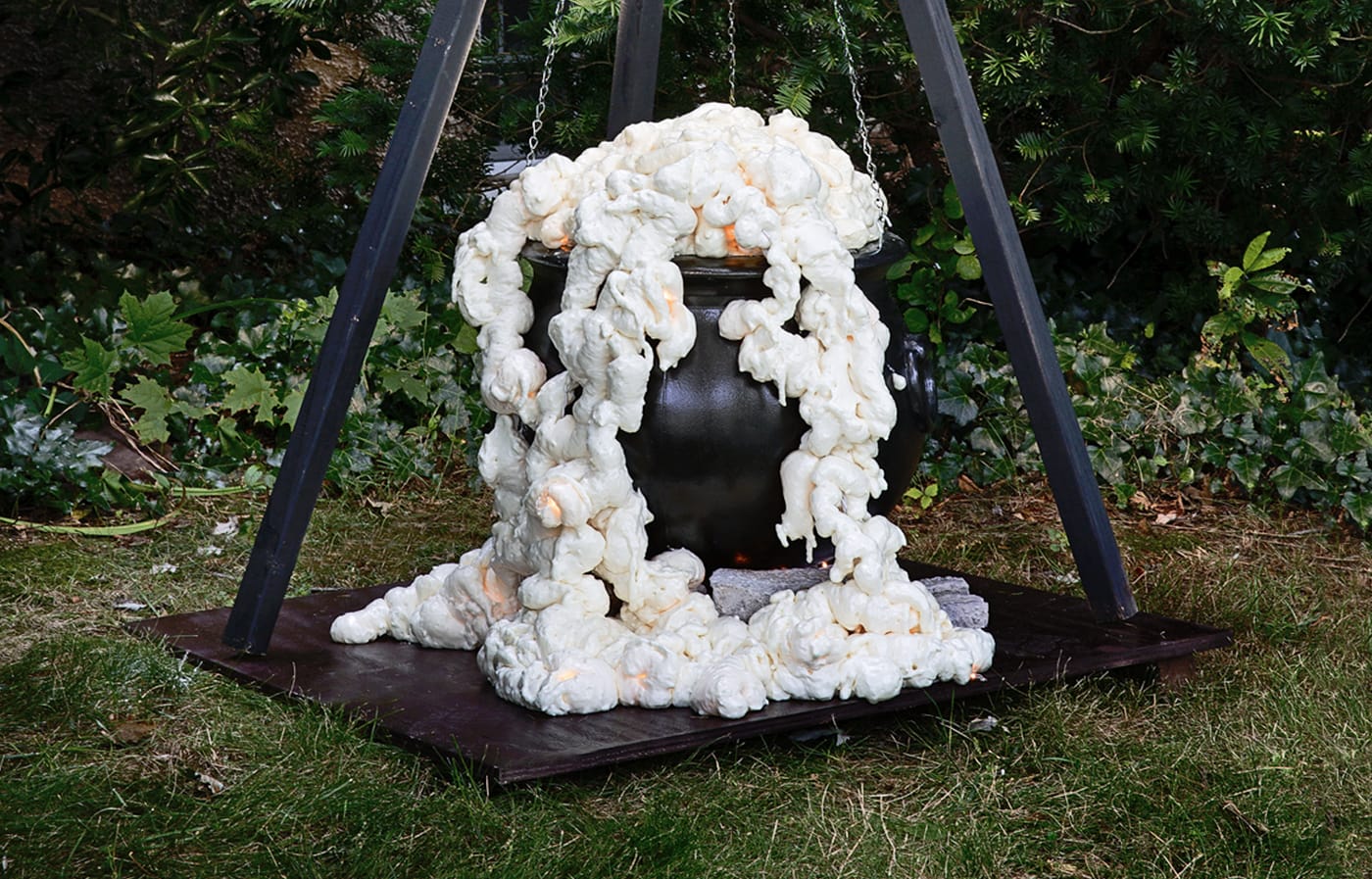 How To Build a Halloween Witch's Cauldron: A Spooky DIY Guide - This ...